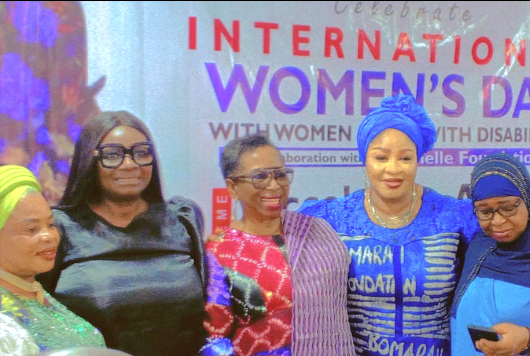 Lelook Bags CEO, Ezenwa, Bola Muse Distributes Bags of Rice, POS ...